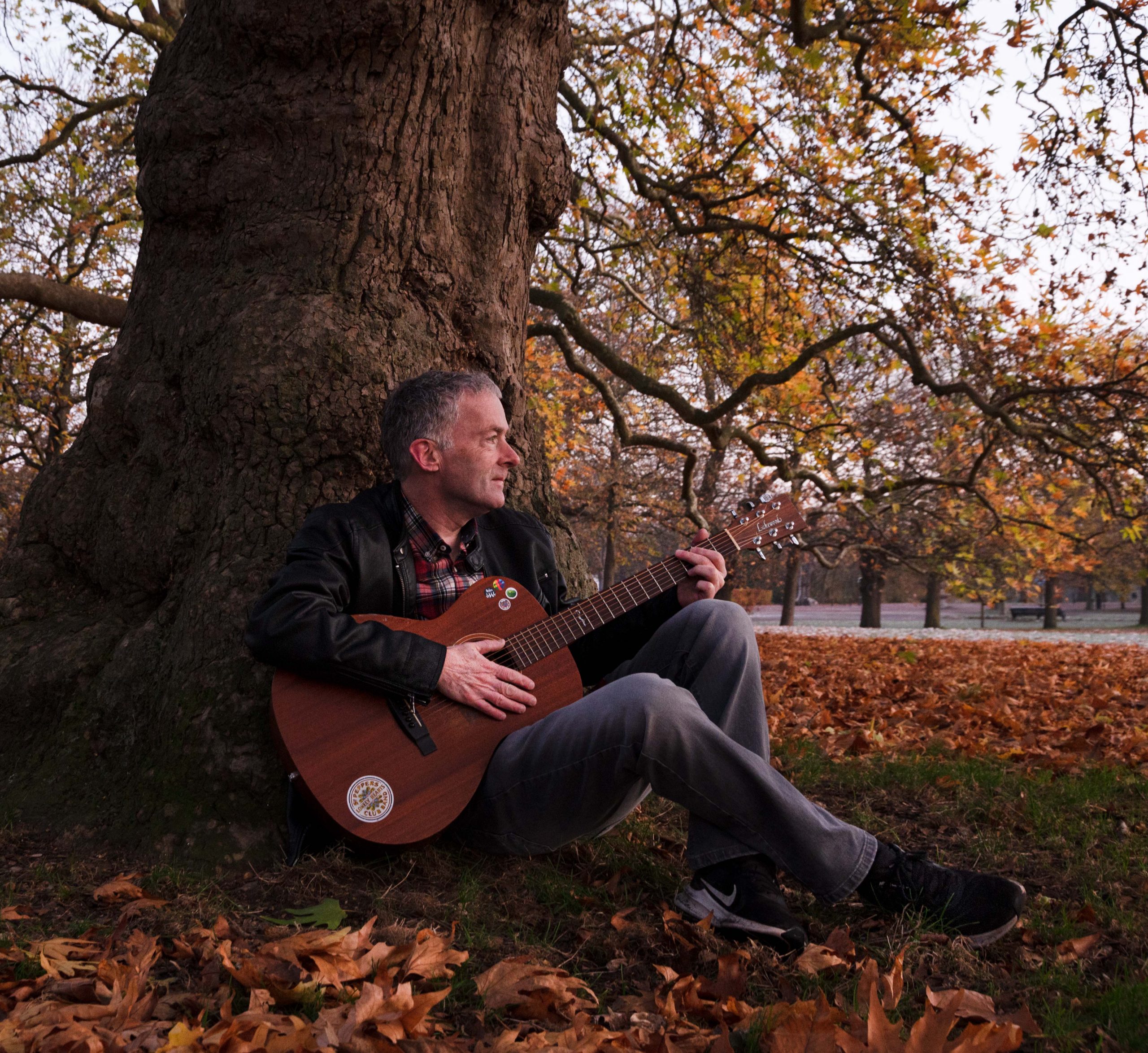 Andy Smythe nous offre une agréable performance musicale sur le titre ...