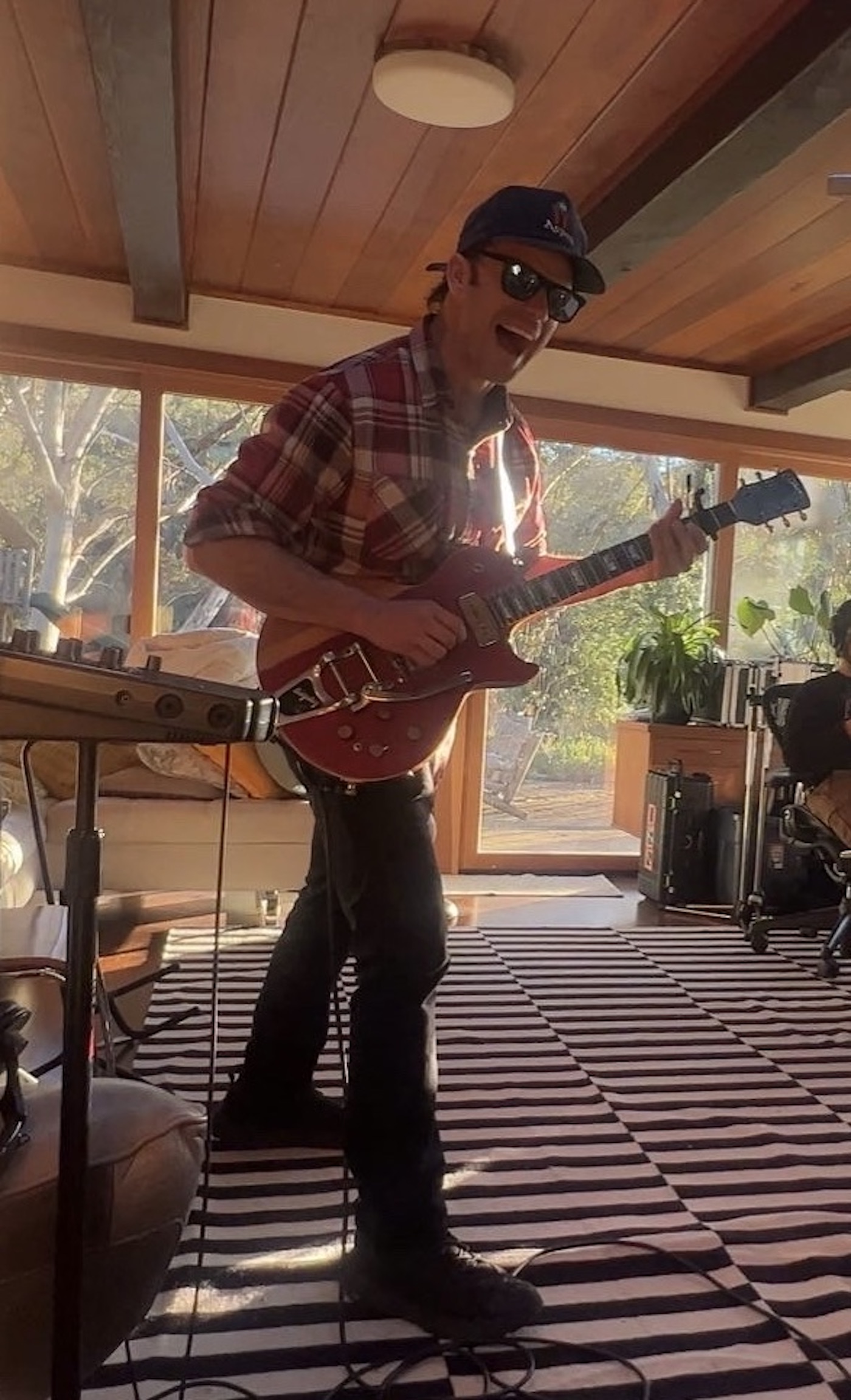 MATTHEW O’NEILL propose une chanson expansive aux arômes irrésistibles ...